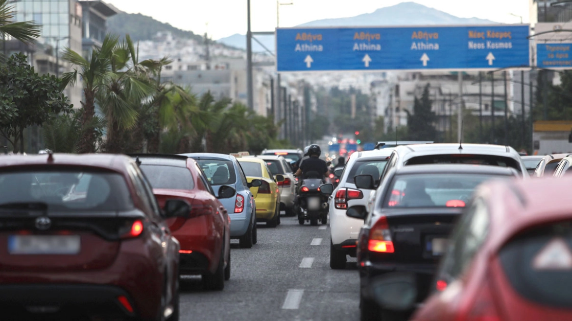 Σε ισχύ ο νέος ΚΟΚ από σήμερα: Έως και 2.000 πρόστιμο για κινητό στην ...