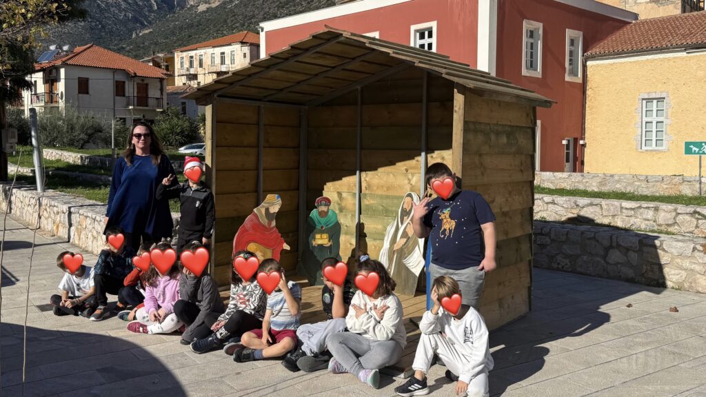 «Οι μικροί δημιουργοί του Δημοτικού Λεωνιδίου στολίζουν τη Φάμπρικα ...
